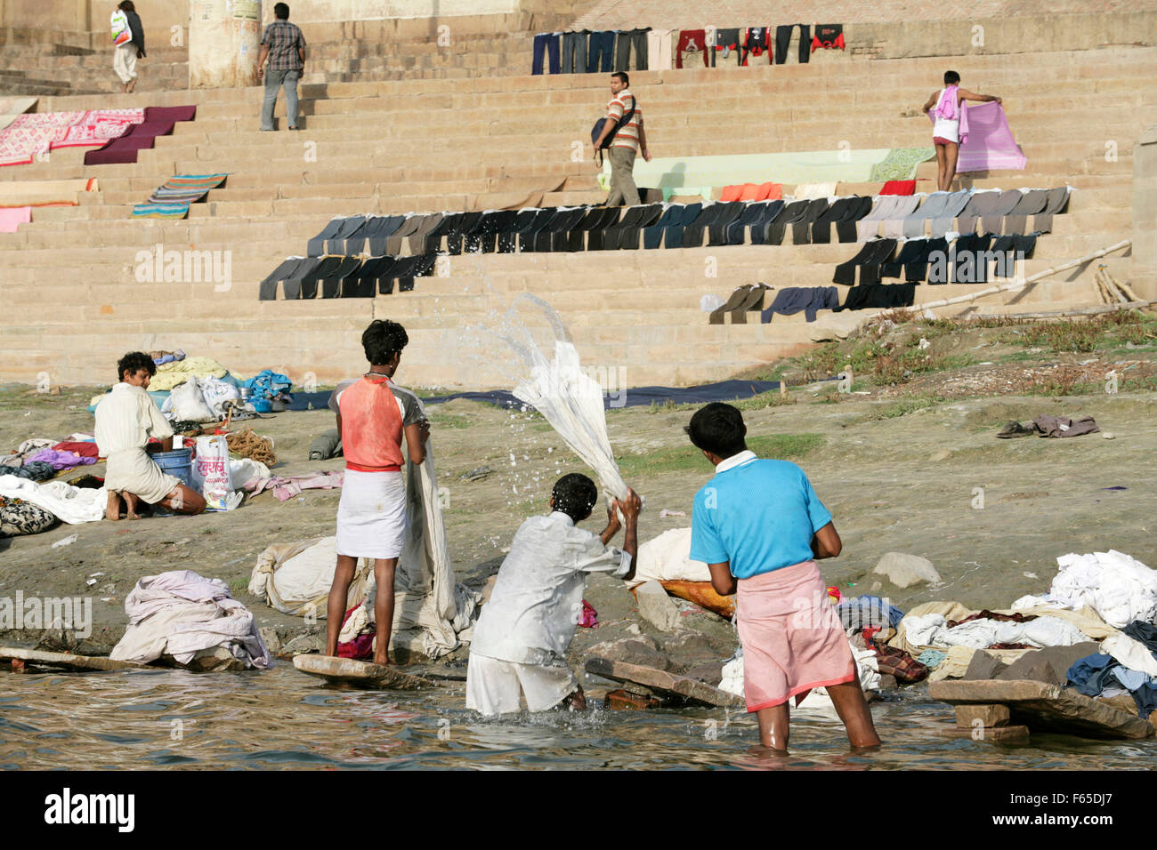 Washer men washing laundry at riverbank of Ganges river, India Stock ...