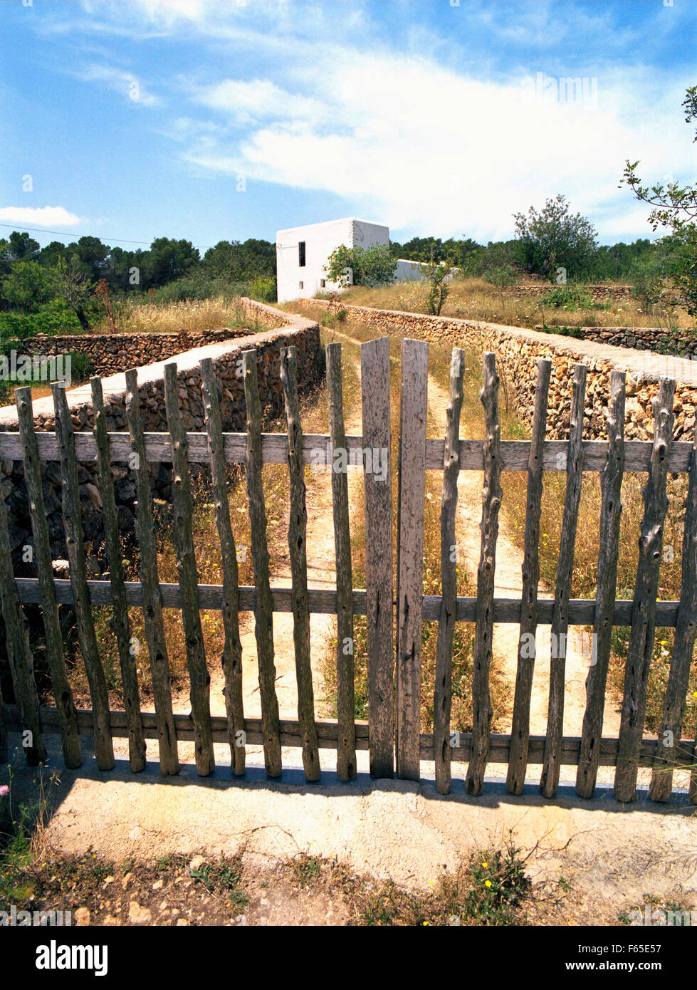 White gate in stone fence hi-res stock photography and images - Alamy