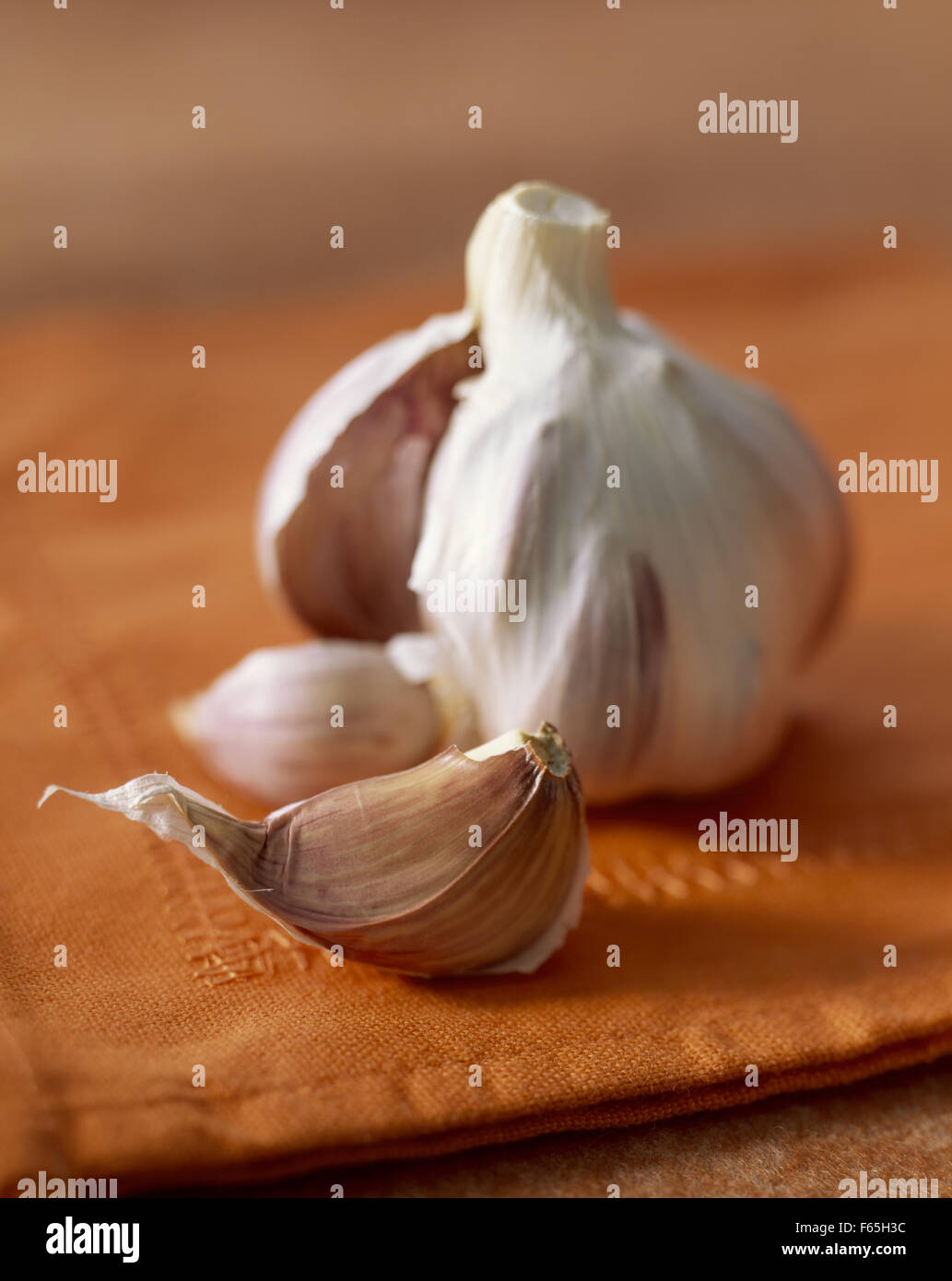 Broken head of garlic hi-res stock photography and images - Alamy