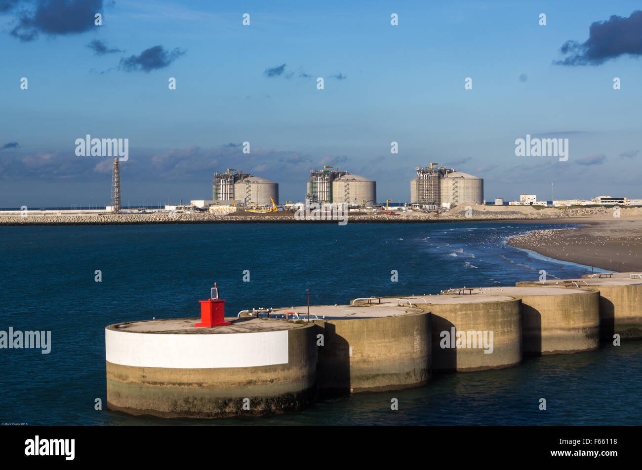 Lng terminal france hi-res stock photography and images - Alamy