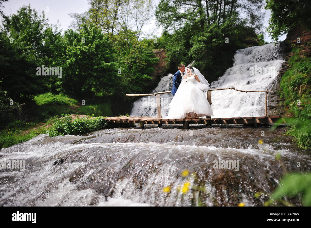 beautiful wedding couple near waterfall Stock Photo - Alamy