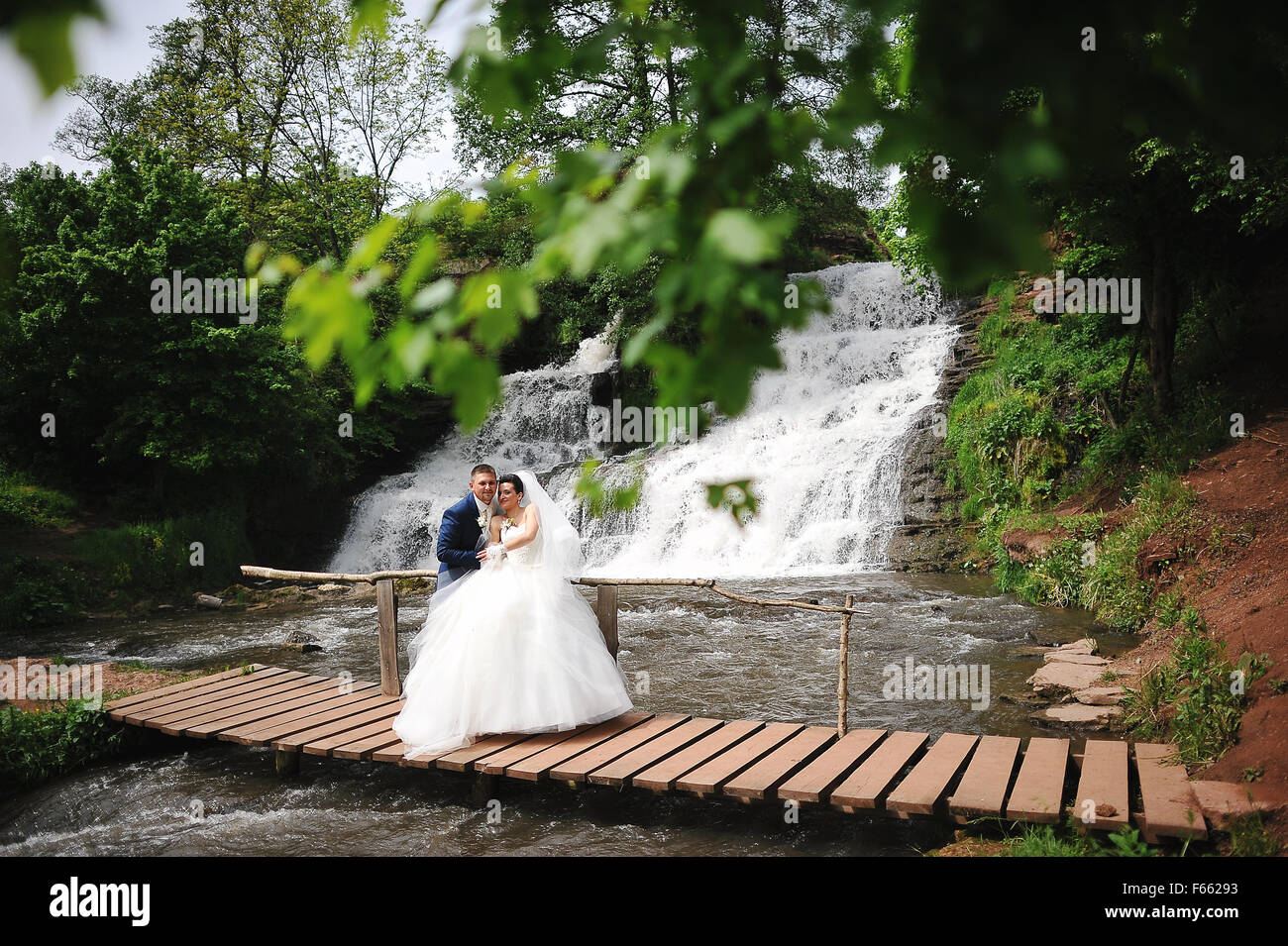 beautiful wedding couple near waterfall Stock Photo - Alamy