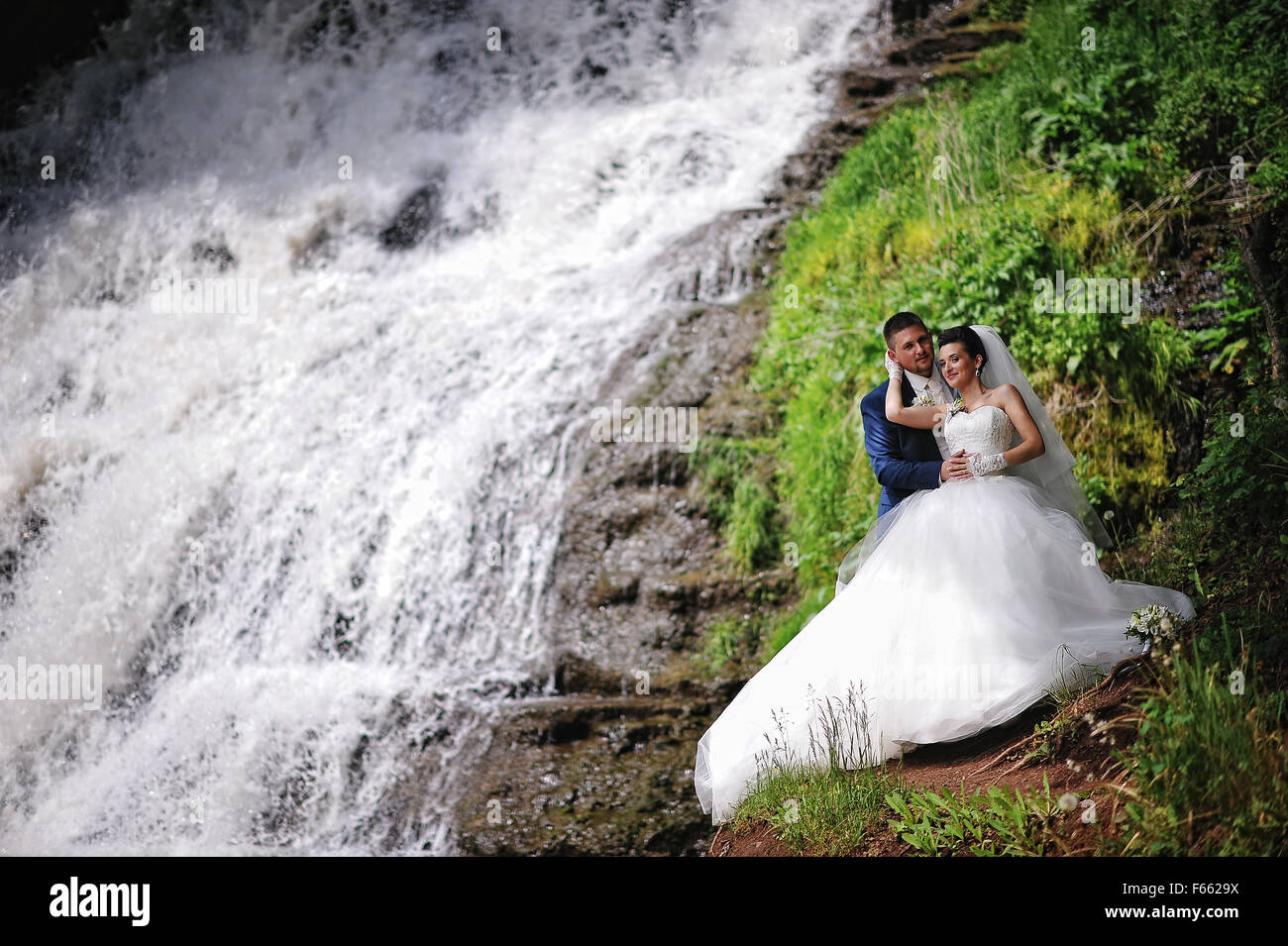 Beautiful Waterfall Wedding Dick's Creek Waterfall Wedding