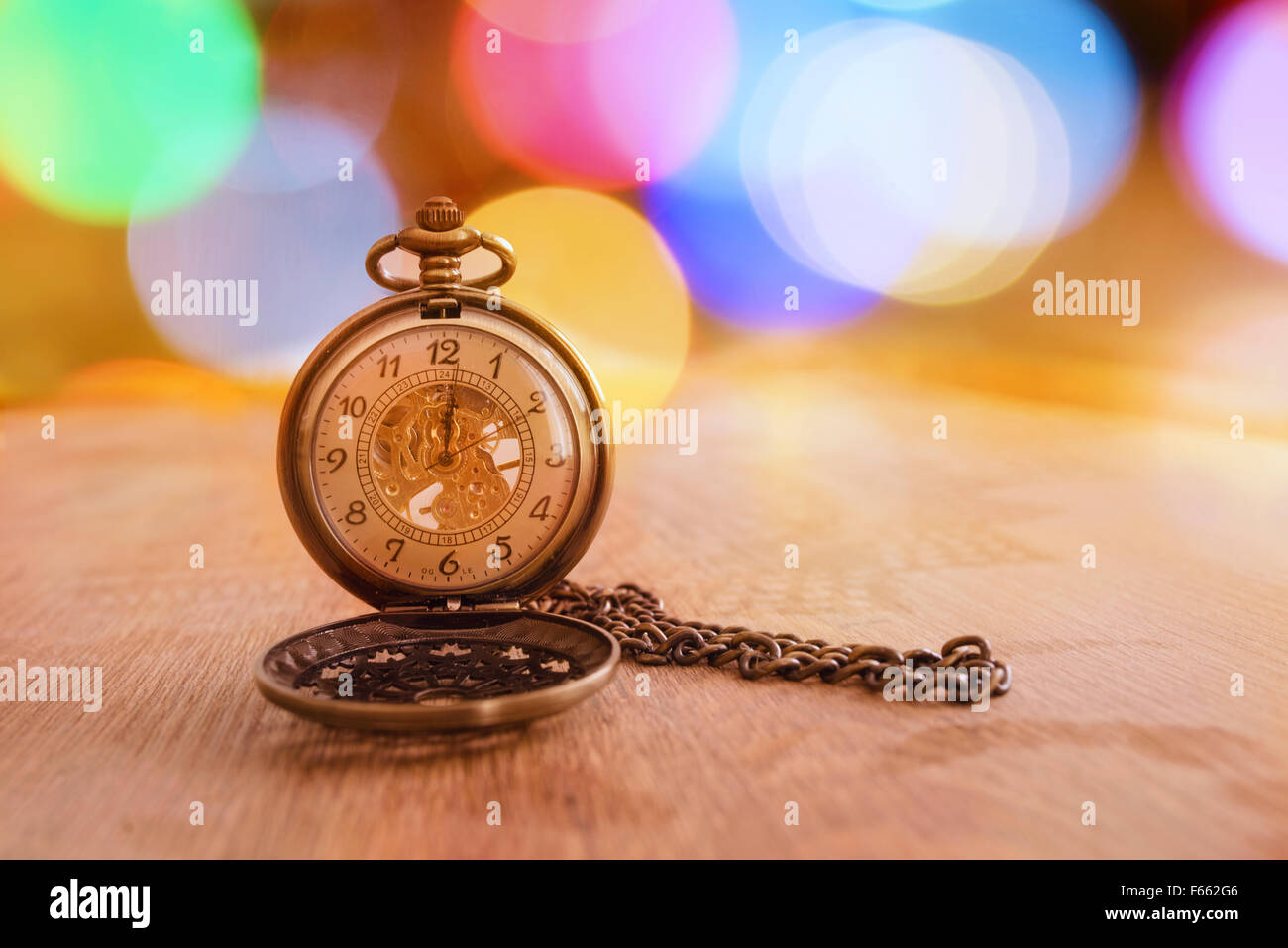 Retro clock hi-res stock photography and images - Alamy