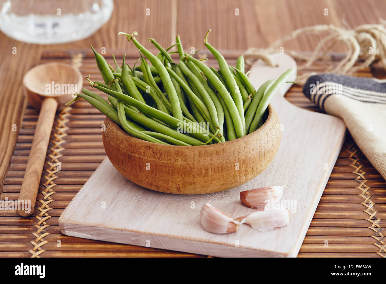 green beans in a bowl on a wooden table Stock Photo - Alamy