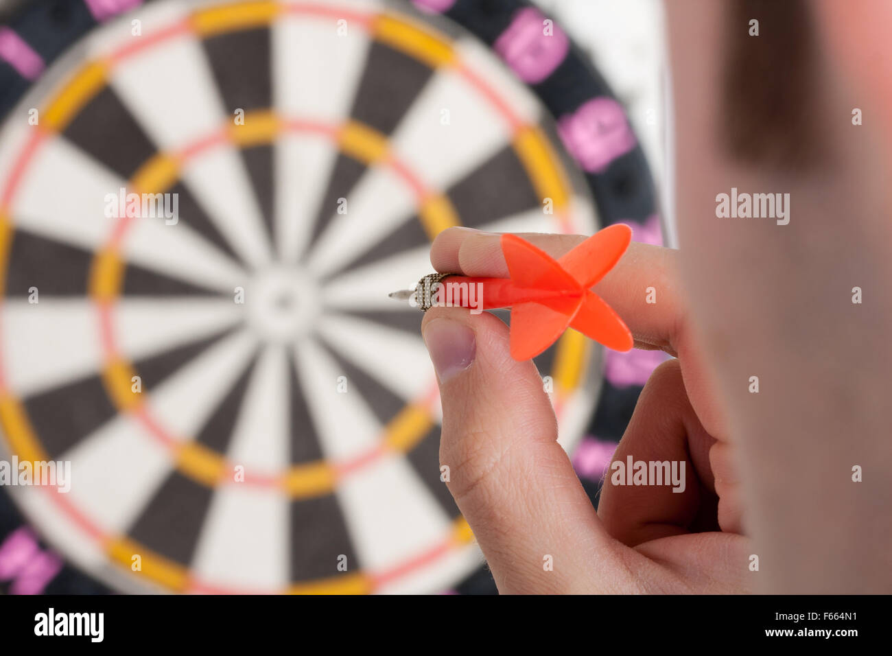 Dart aiming centre target hi-res stock photography and images - Alamy