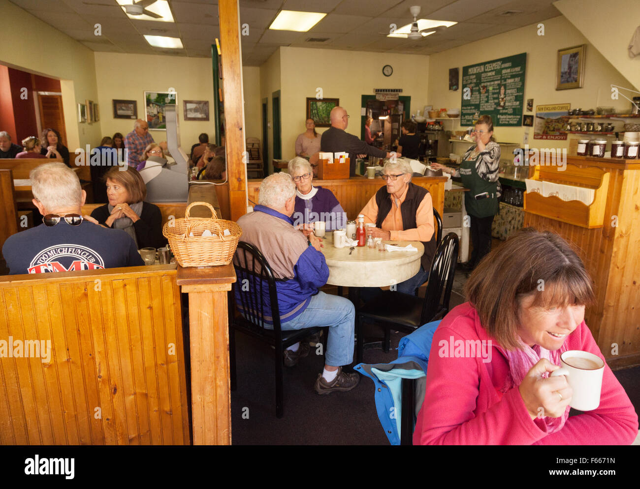 Crowded cafe interior hi-res stock photography and images - Alamy