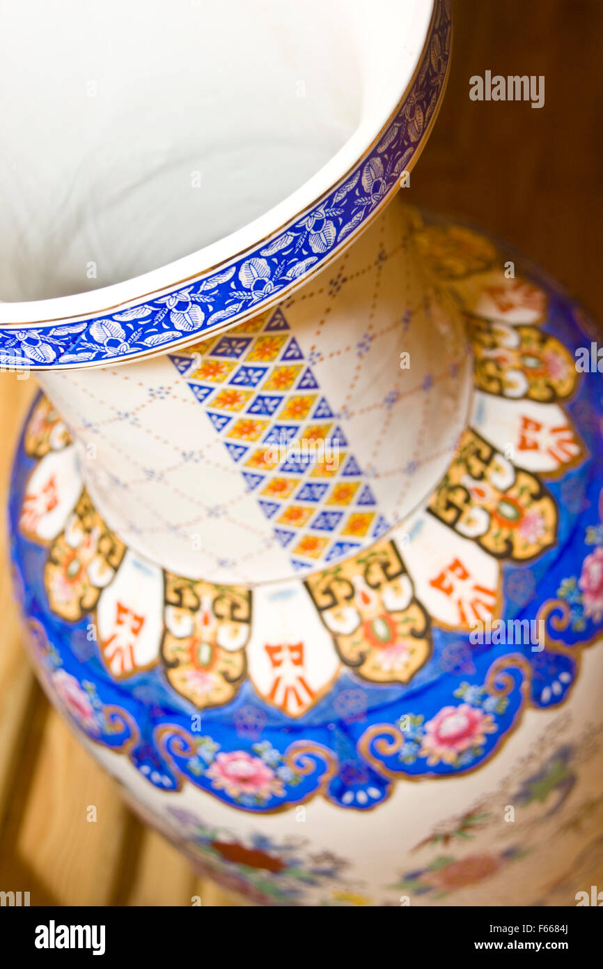 Antique chinese vase Stock Photo - Alamy