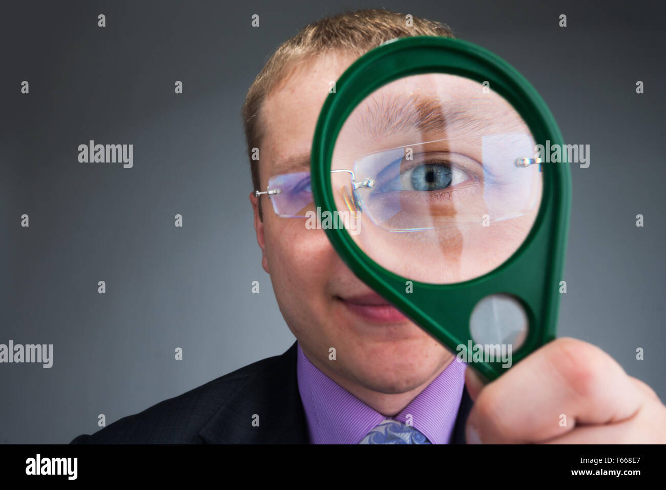 Detective magnifying glass hi-res stock photography and images - Alamy