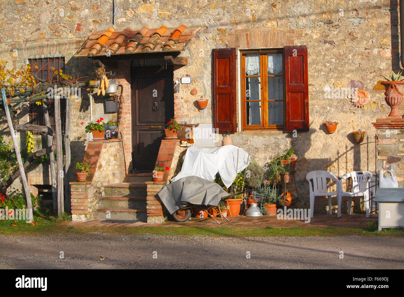 Old italian stone house front hi-res stock photography and images - Alamy