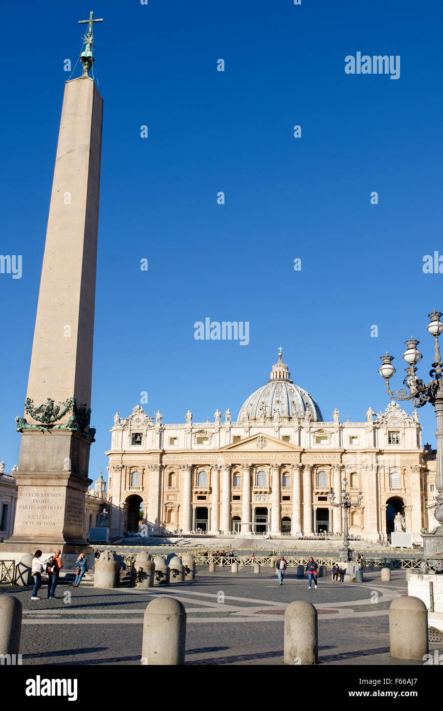 The Saint Peters Square in Vatican Stock Photo - Alamy