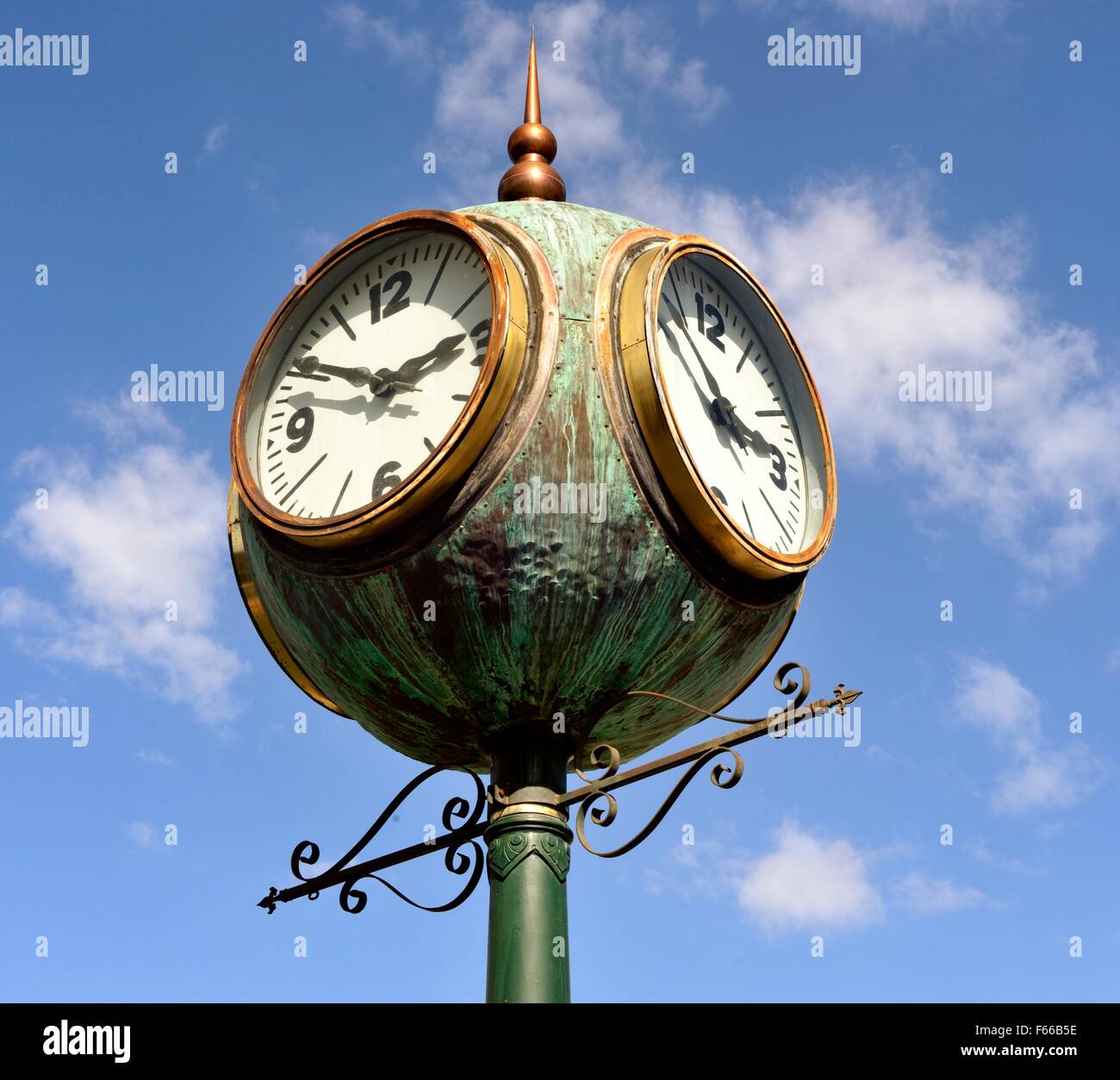 Big brass clock hi-res stock photography and images - Alamy