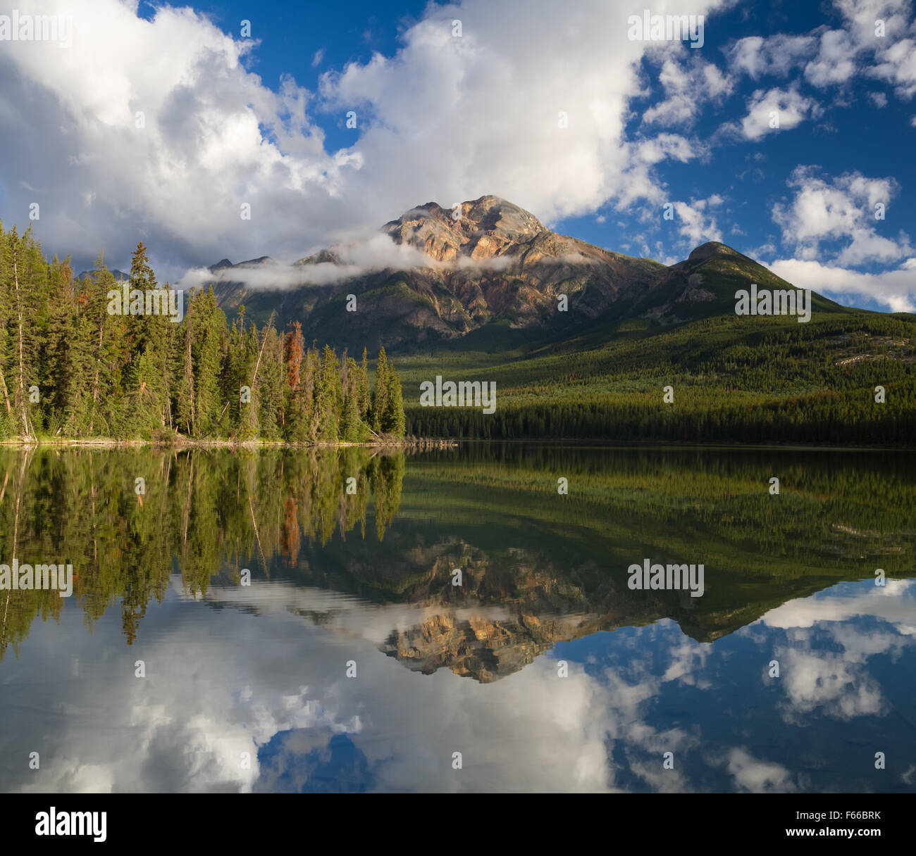 Pyramid lake hi-res stock photography and images - Alamy