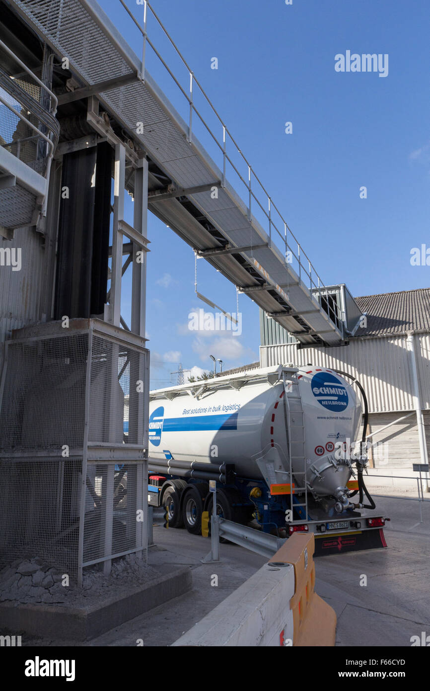 A bulk powder tanker loaded with ball clay leaving a loading point to ...