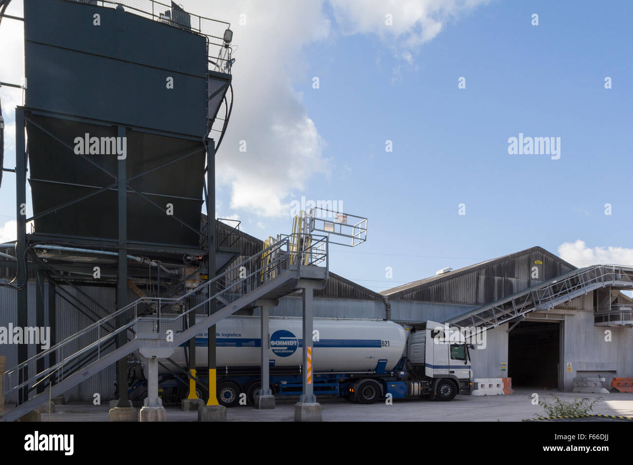 Schmidt Bulk powder tanker reversing under silo to load powdered Ball ...