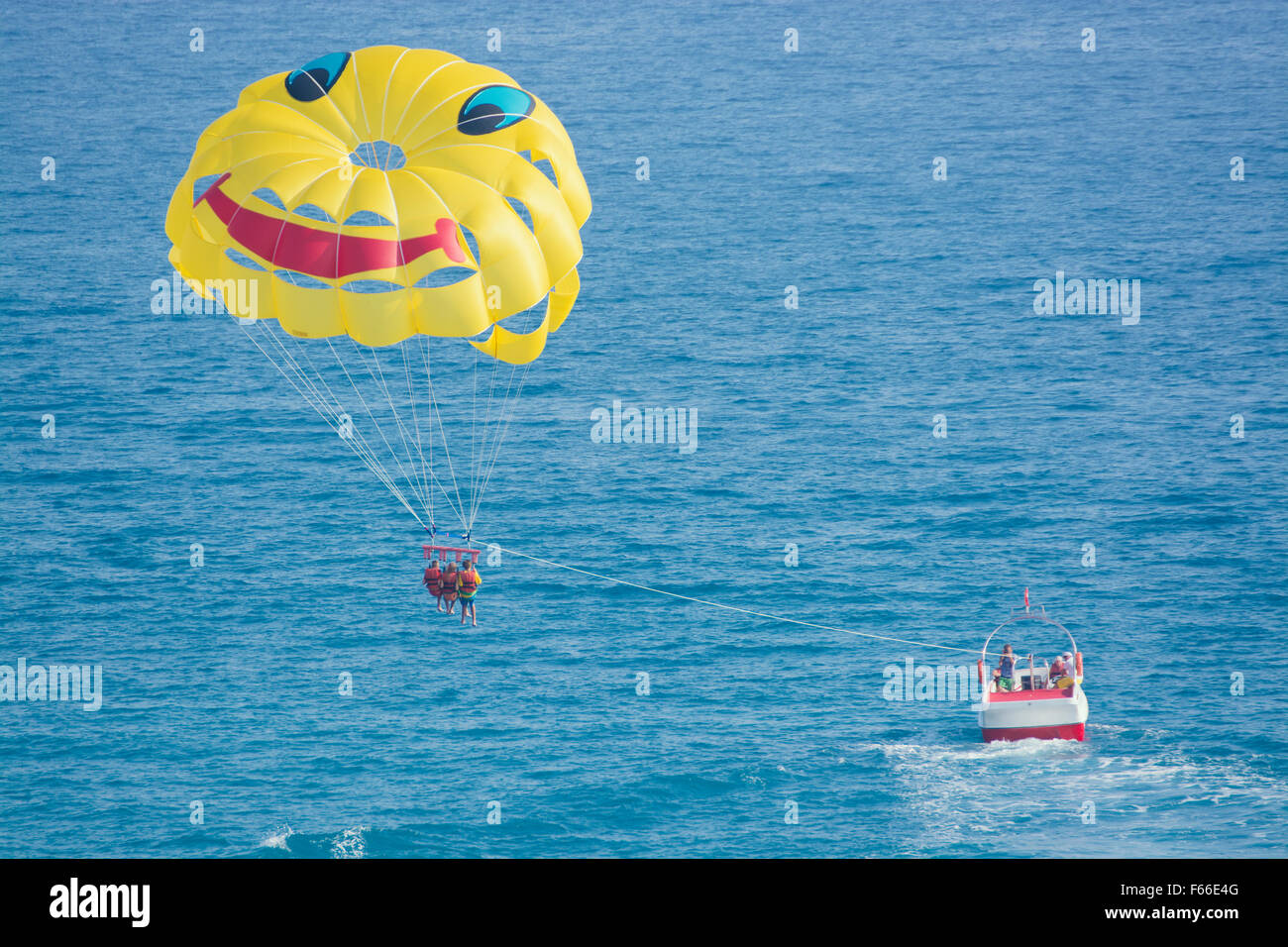 The parasailing hi-res stock photography and images - Alamy