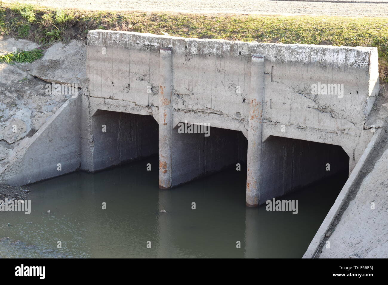 Irrigation channel sluice gate hi-res stock photography and images - Alamy