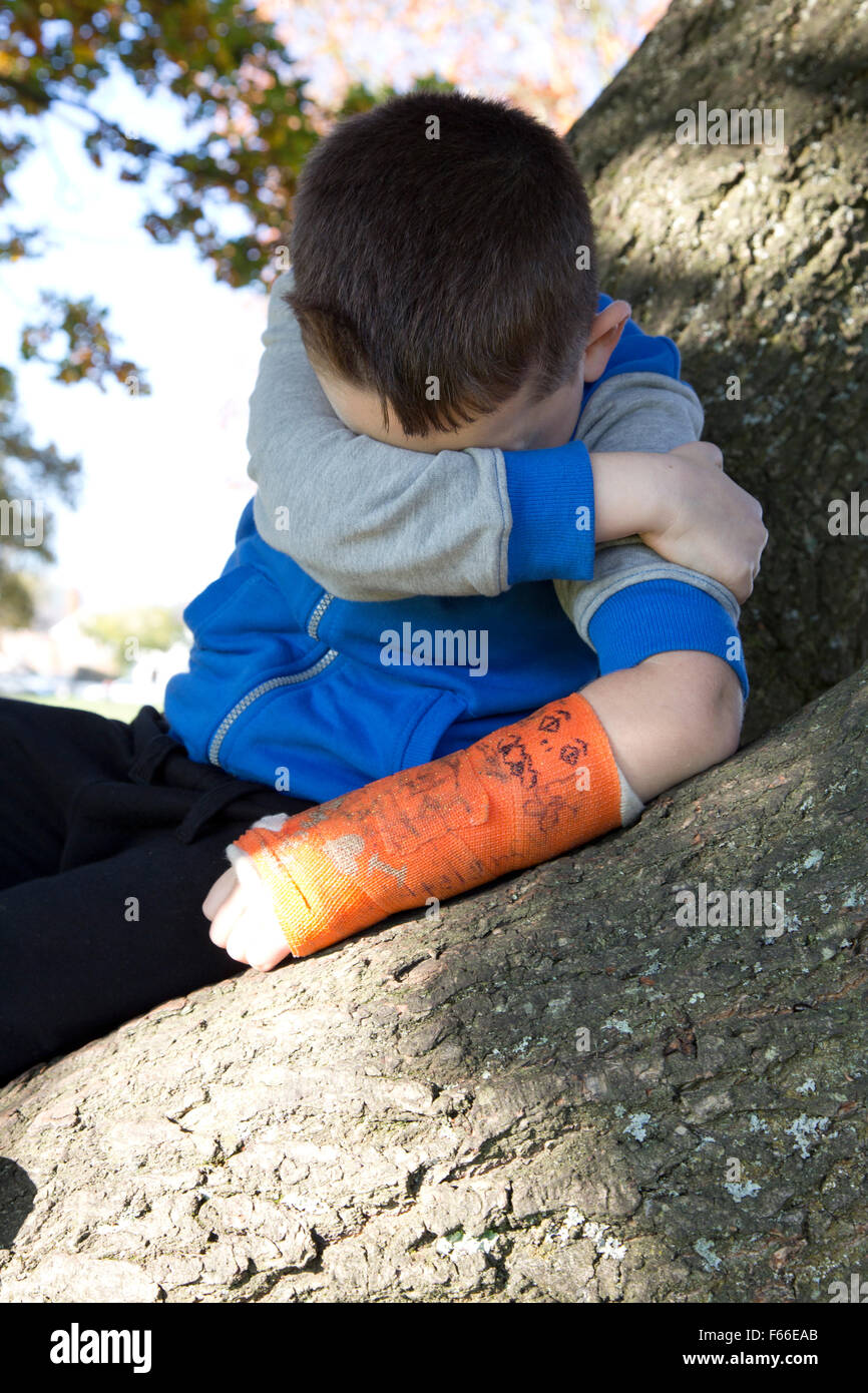 Boy with broken arm Stock Photo - Alamy