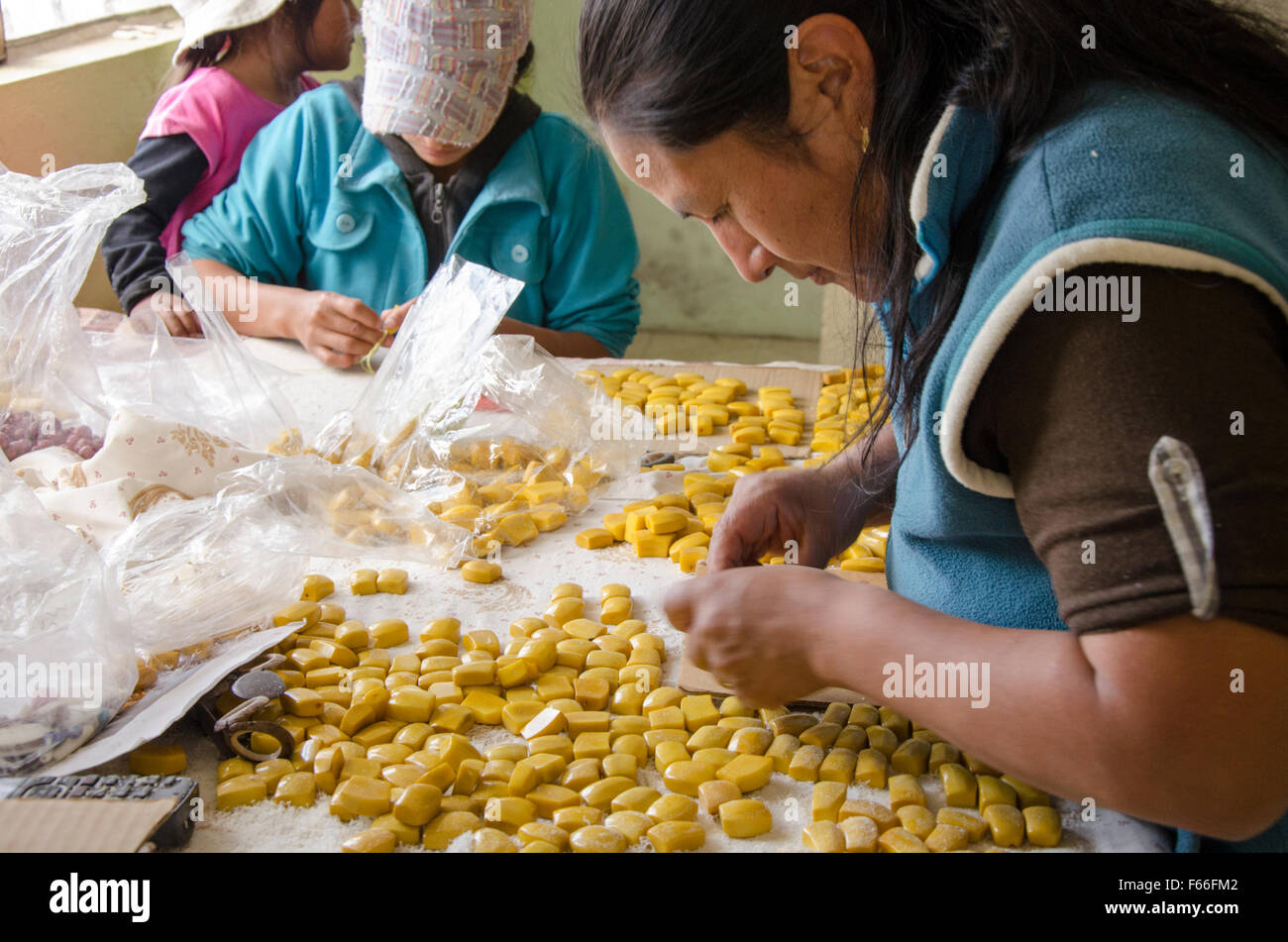 Artisan hands ecuador hi-res stock photography and images - Alamy