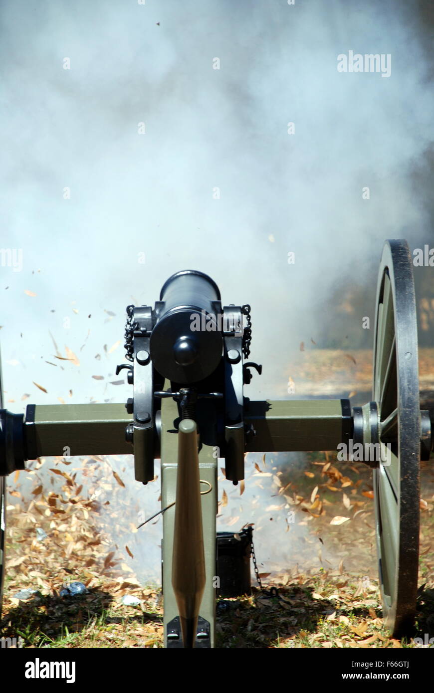 Cannon fire hi-res stock photography and images - Alamy