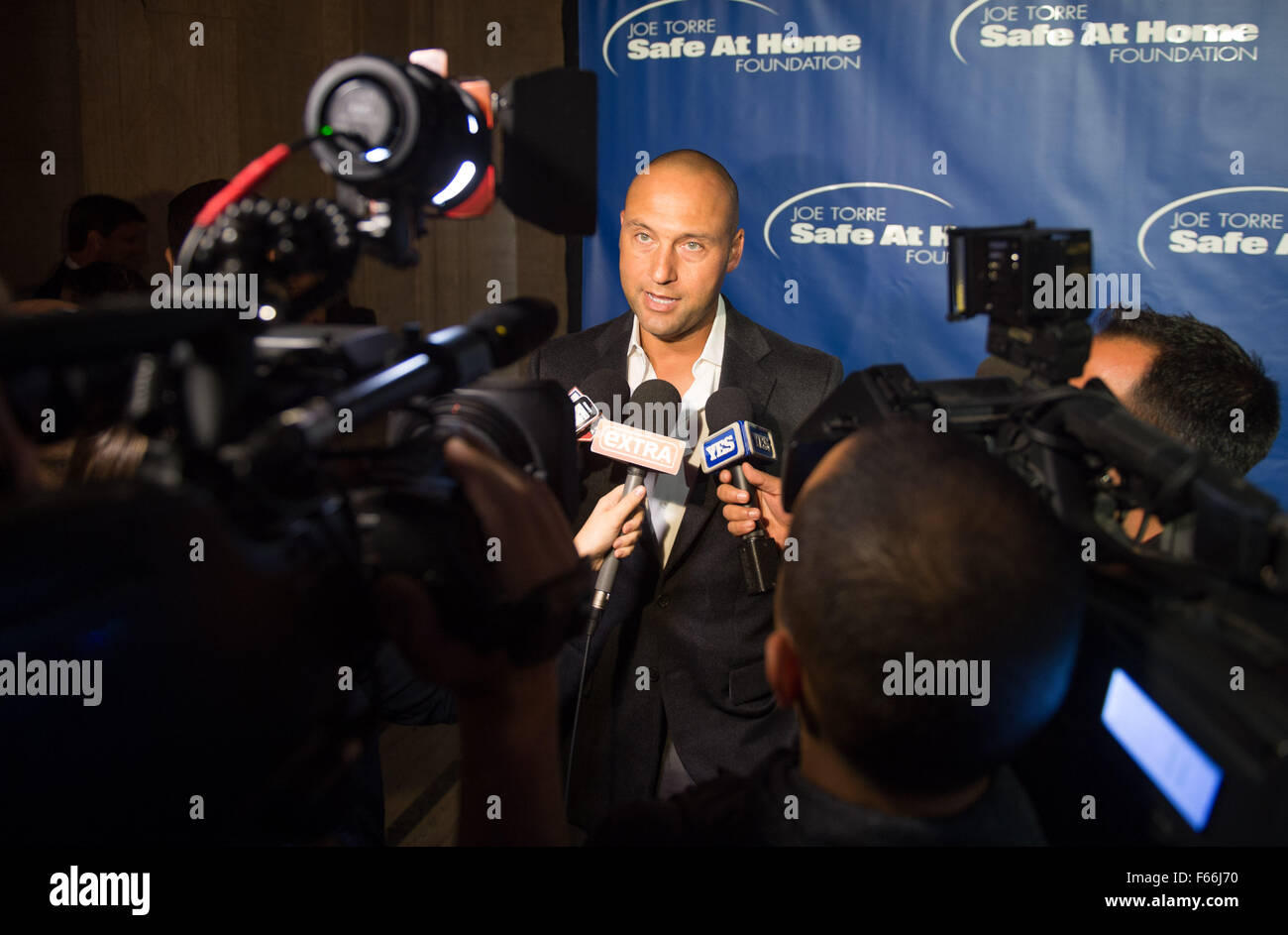 New York, NY, USA. 12th Nov, 2015. DEREK JETER speaks as he arrives to ...