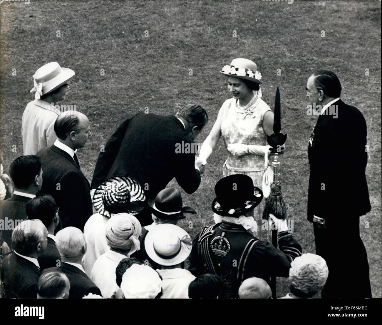 1952 - Royal Garden Party London Her Majesty Queen Elizabeth Ii Is ...