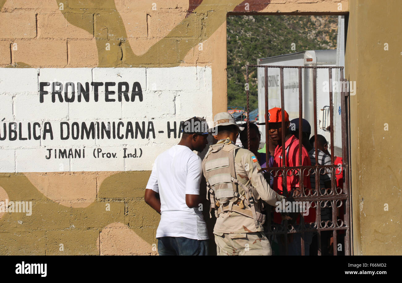 Jimani, Dominican Republic. 26th Oct, 2015. Dominican border guards (L ...
