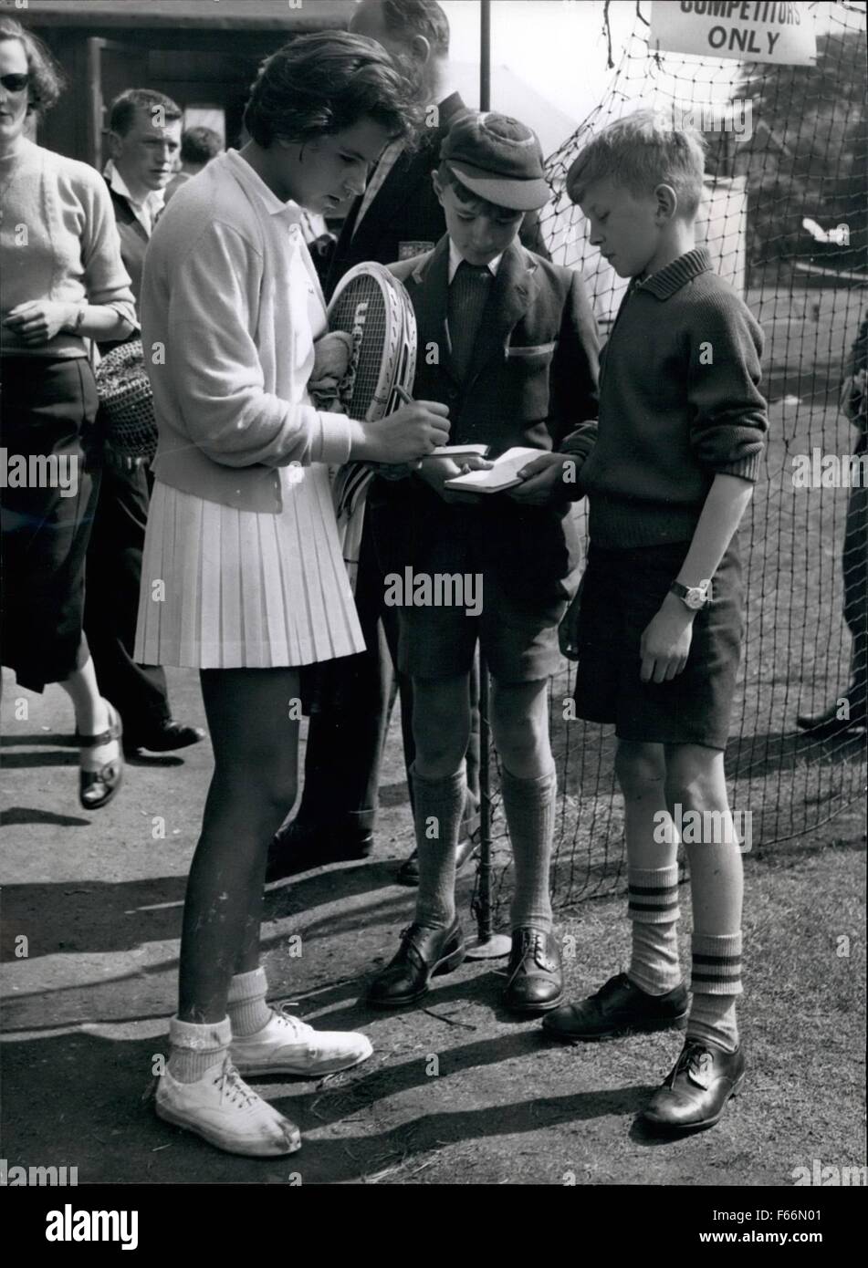 1962 - Marie Bueno signs autographs for school boys at the Northern ...