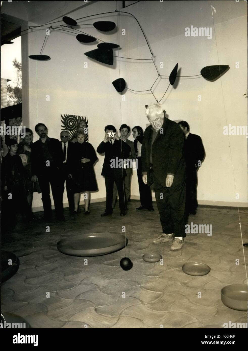 1962 - Father of Mobiles holds exhibition American sculptor Alexander ...