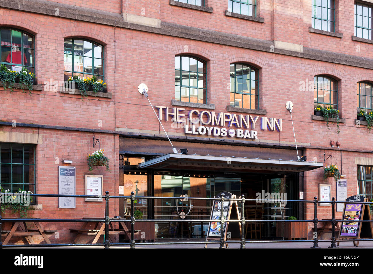 Lloyds pub hi-res stock photography and images - Alamy
