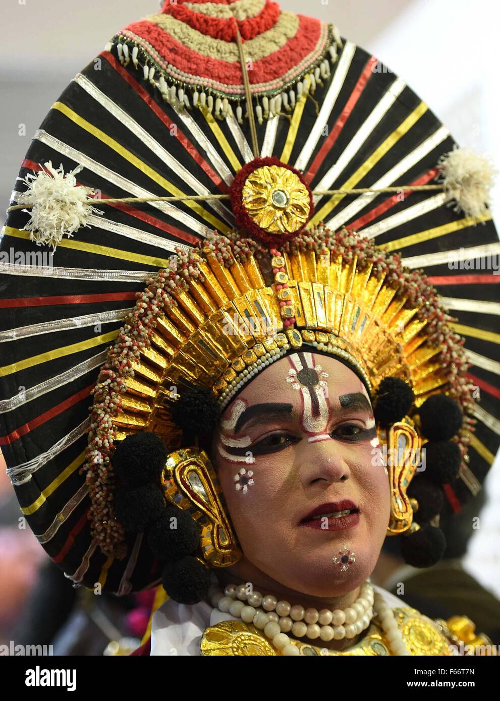 (151113) -- KUNMING, Nov. 13, 2015 (Xinhua) -- An Indian actor is seen ...