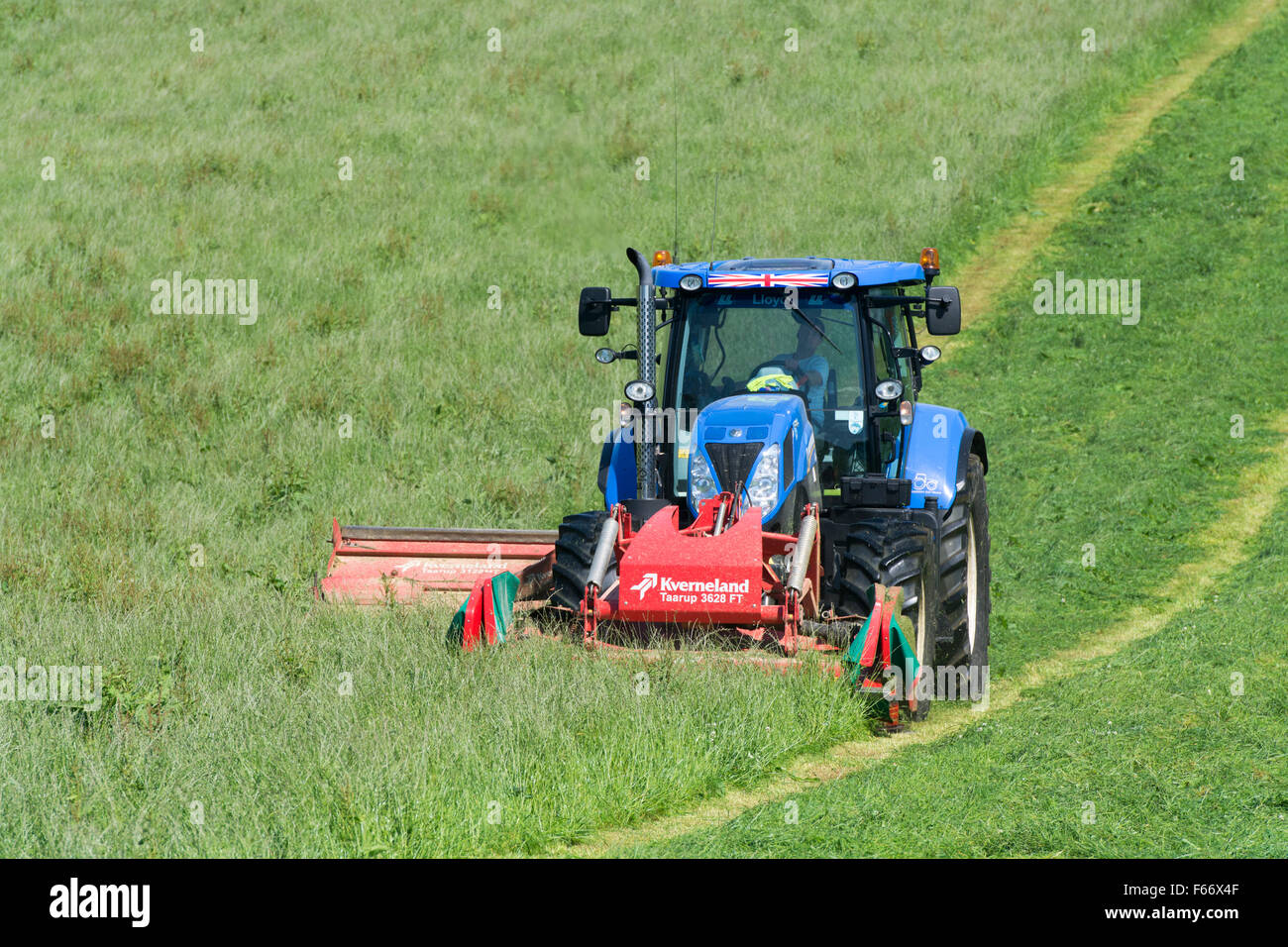 Mowing a meadow with a New Holland T7 tractor with Kvernland front and ...