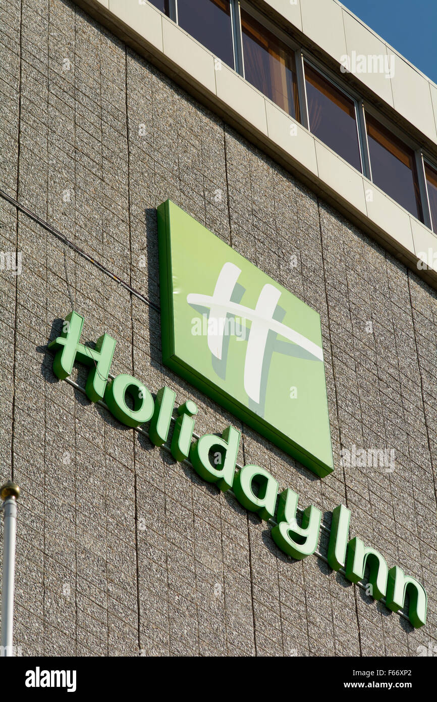 Holiday Inn sign on wall of hotel in Plymouth, Devon, England Stock ...