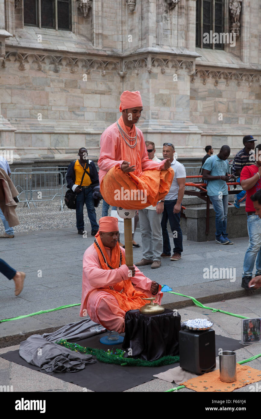 Milan street performers Stock Photo - Alamy