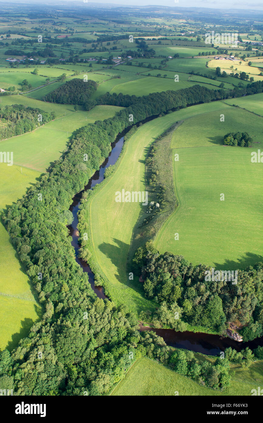 River winding through woodland hi-res stock photography and images - Alamy