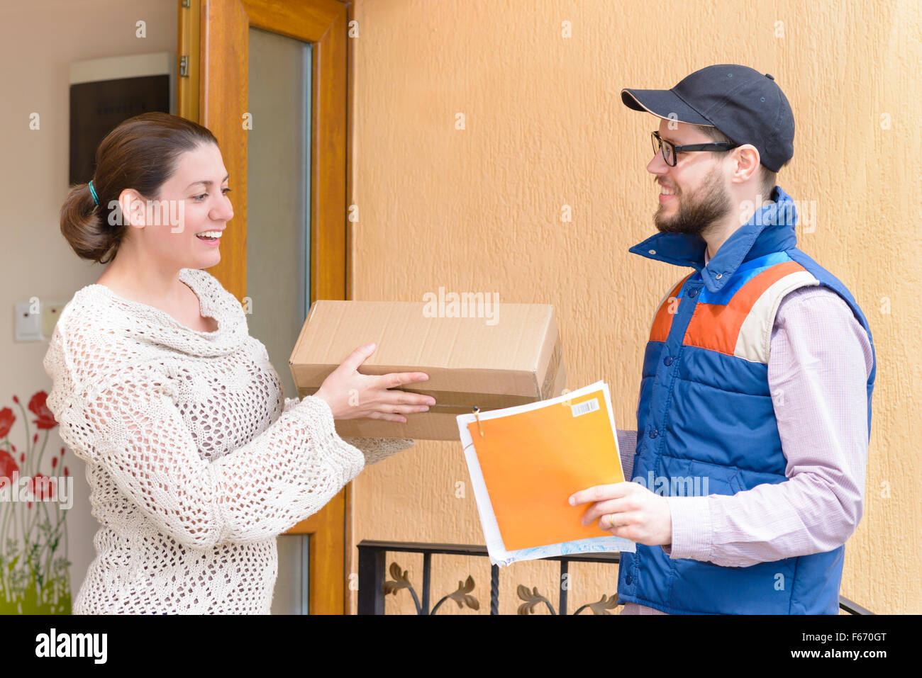 Woman parcel package delivery door hi-res stock photography and images ...