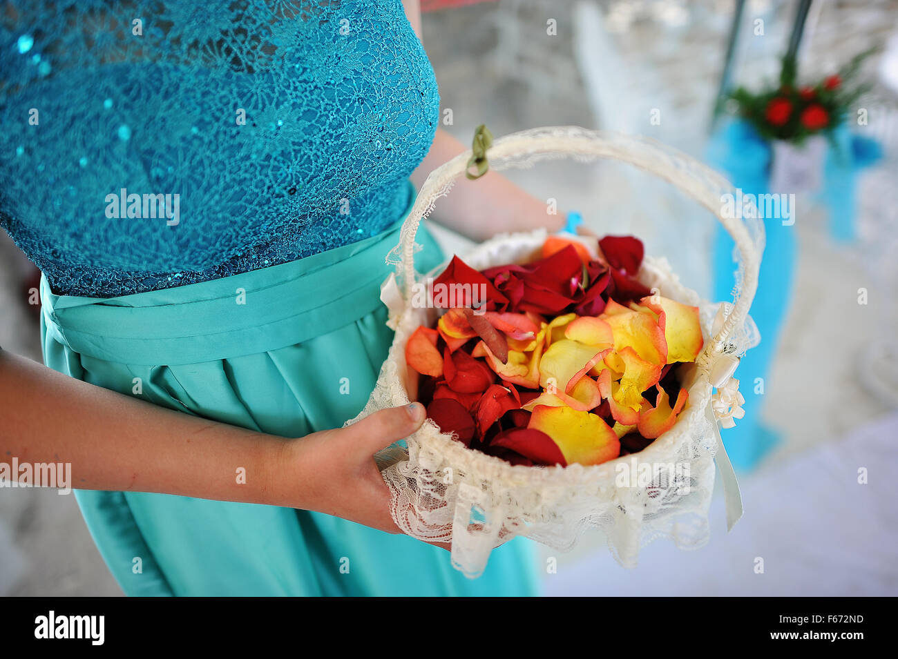 Wedding rose petals at hands of bridesmaids in basket Stock Photo - Alamy