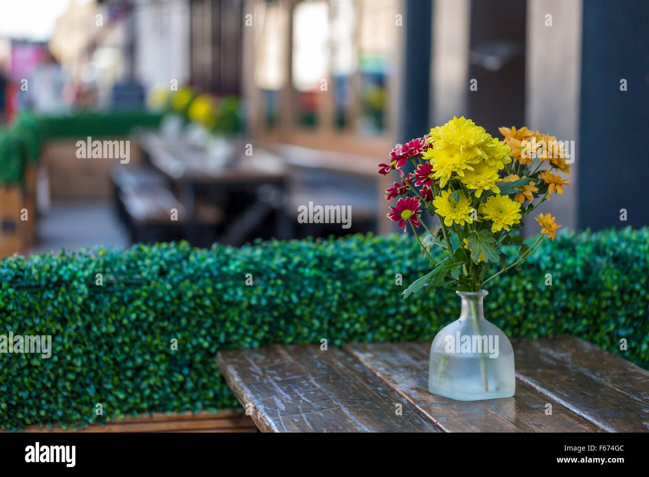 Flowers on a cafe table hi-res stock photography and images - Alamy