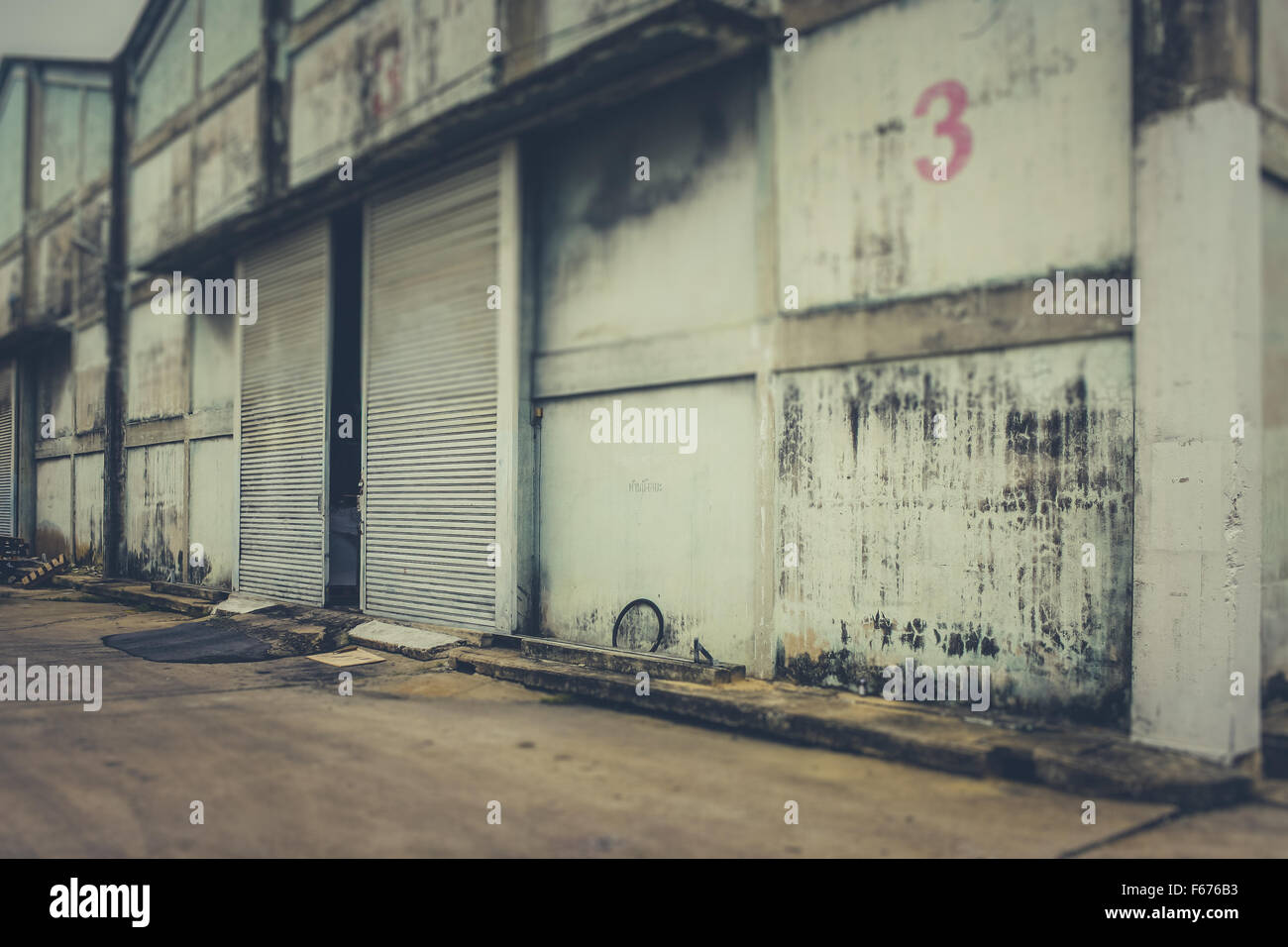 Abandoned warehouse hi-res stock photography and images - Alamy