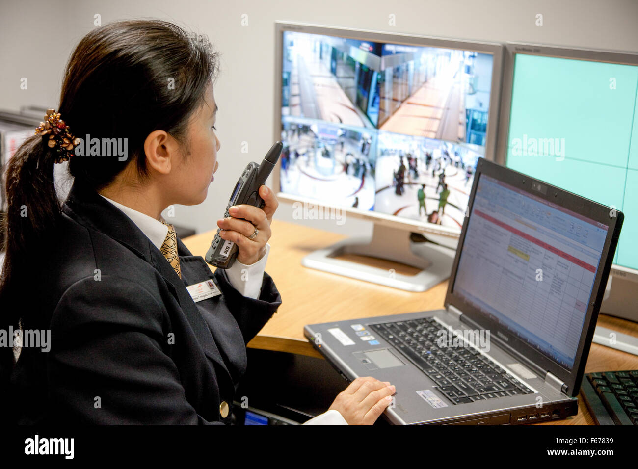 Staff assistance in the Dubai Metro Stock Photo - Alamy