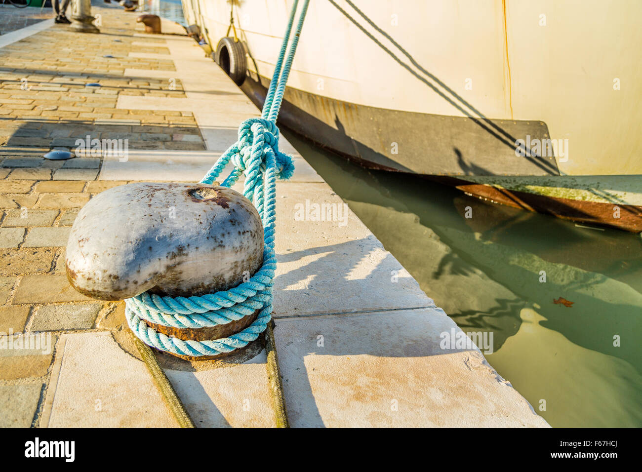 Mooring cable hi-res stock photography and images - Alamy