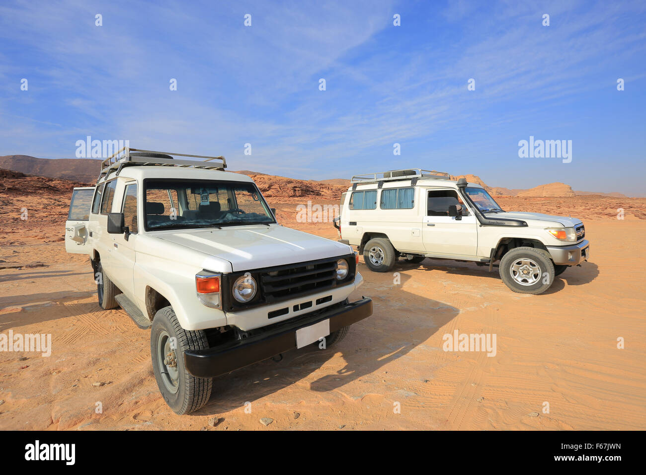 SUV car in the desert in Egypt Stock Photo - Alamy