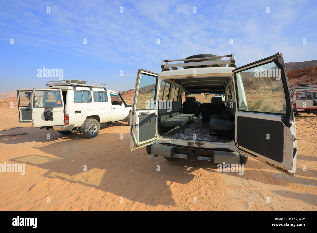 SUV car in the desert in Egypt Stock Photo - Alamy