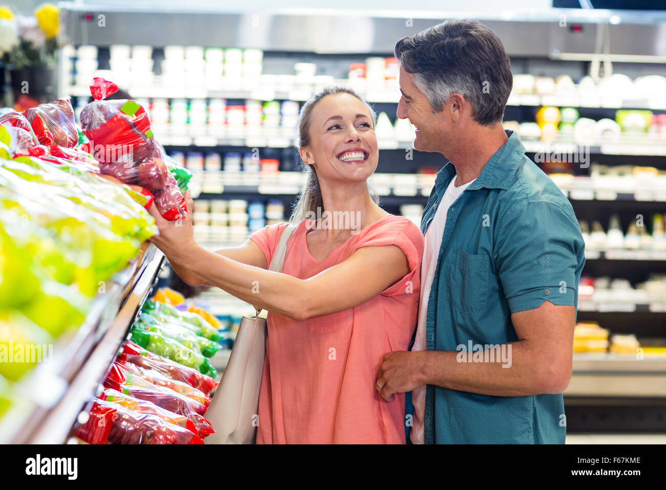 Happy couple at the supermarket Stock Photo - Alamy