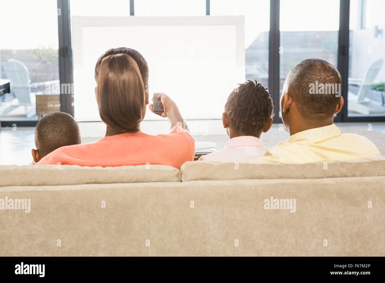 Family watching tv back view hi-res stock photography and images - Alamy