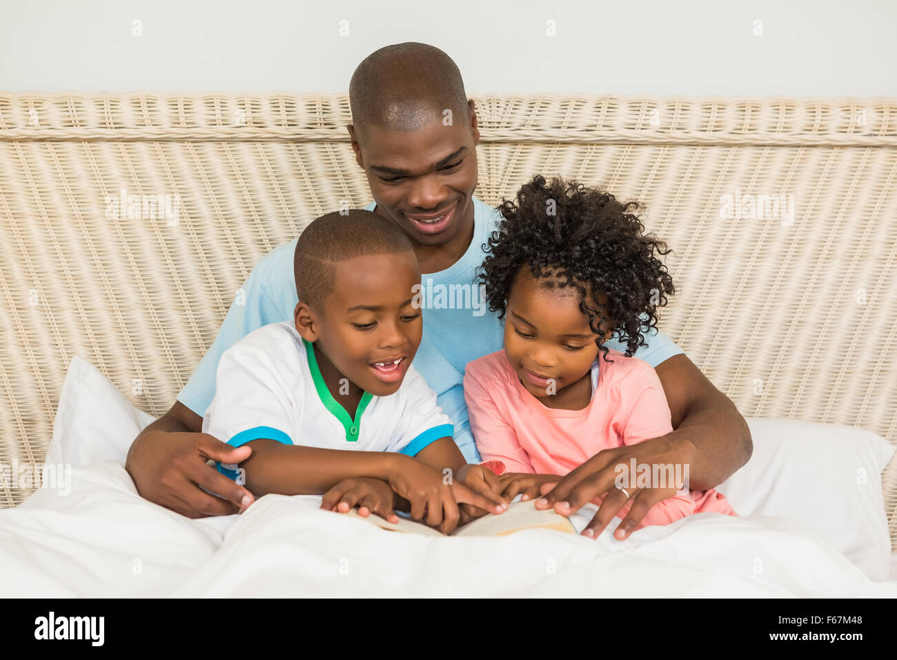 Two reading children hi-res stock photography and images - Alamy