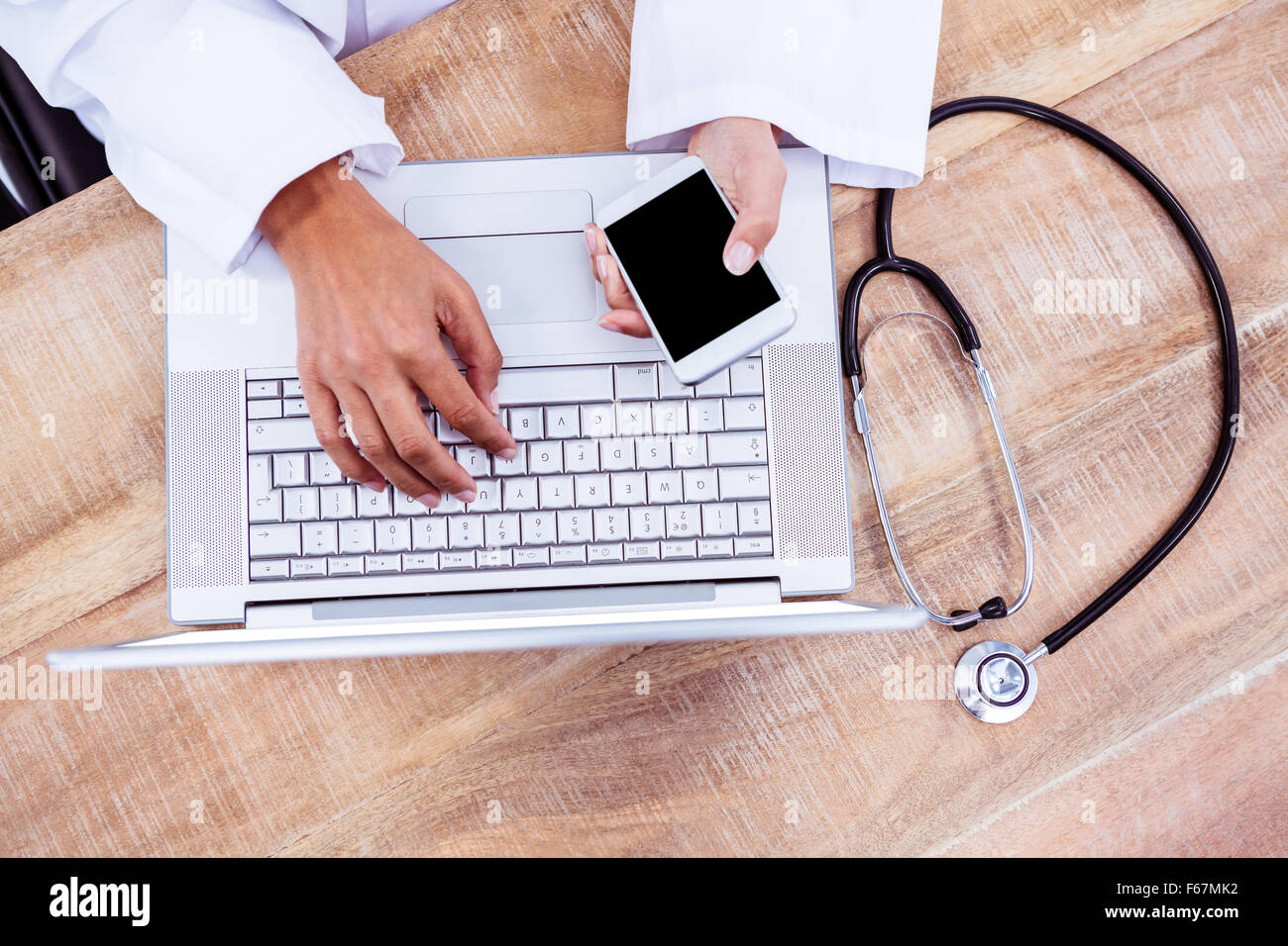 Doctor showing smartphone hi-res stock photography and images - Alamy