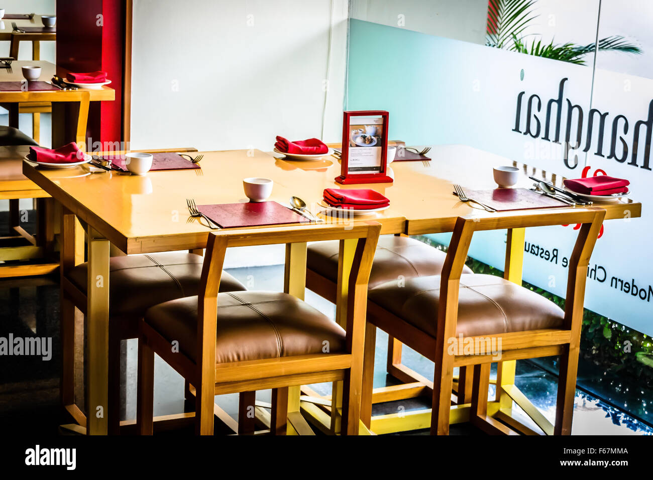 Table setting in casual Chinee restaurant Stock Photo - Alamy