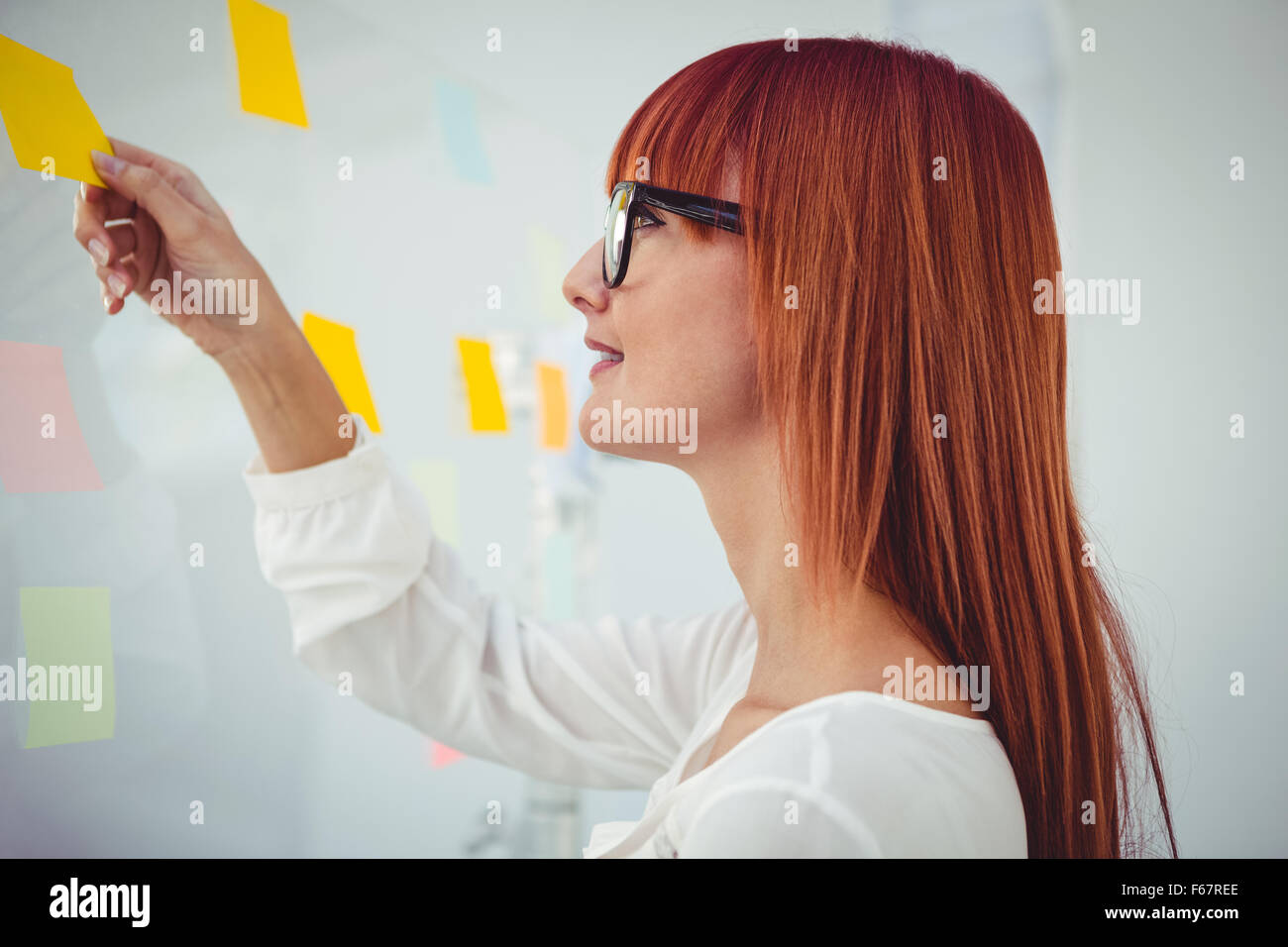 Attractive hipster woman holding sticky notes Stock Photo - Alamy