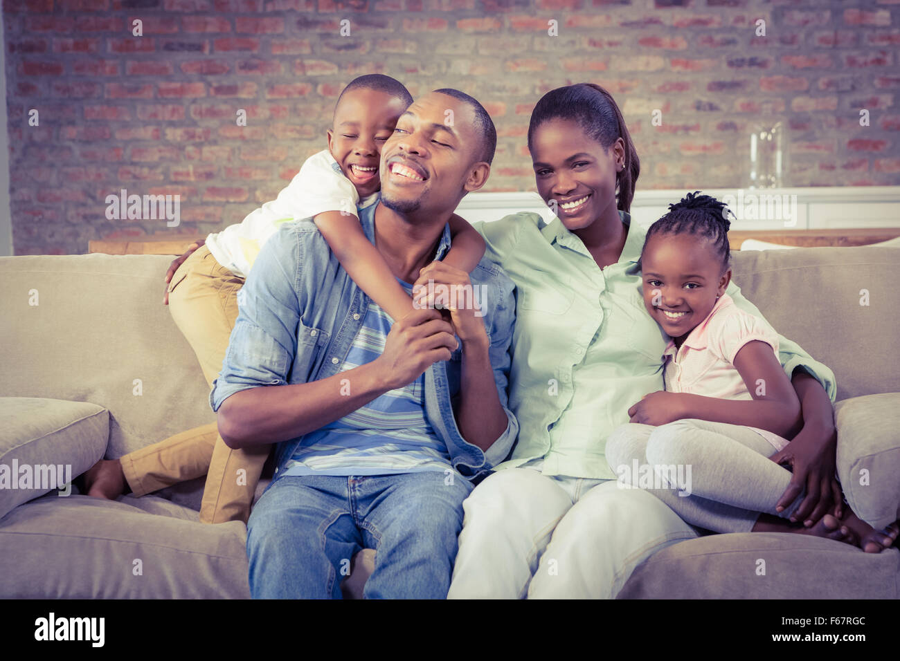 Family on couch hi-res stock photography and images - Alamy